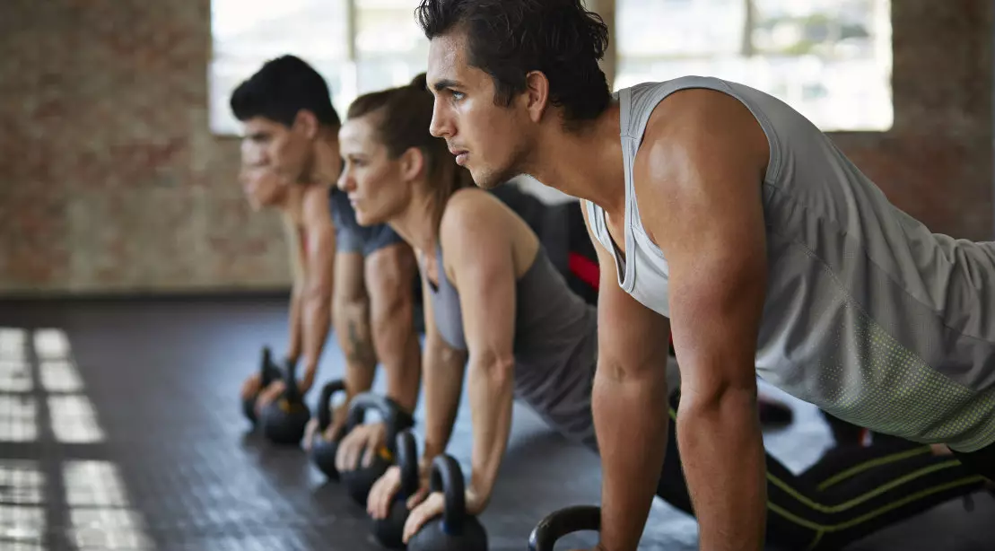 Grwpio pushups gyda kettlebells