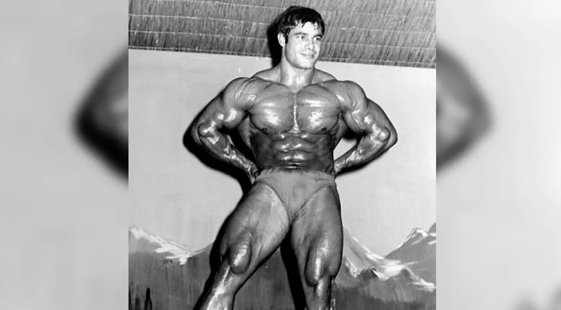 Ο θρυλικός επαγγελματίας Bodybuilder Franco Columbo ποζάρει και διαγωνίζεται σε έναν διαγωνισμό bodybuilding