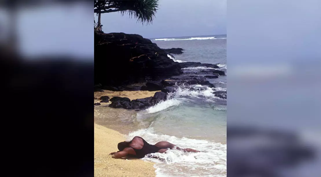 Vroulike liggaamsbouer en me. Olympia Lenda Murray wat op die strand poseer