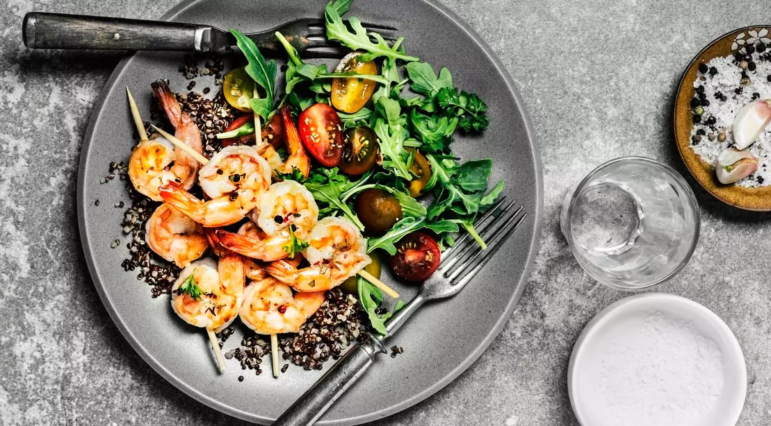 Udang karo salad ijo lan quinoa