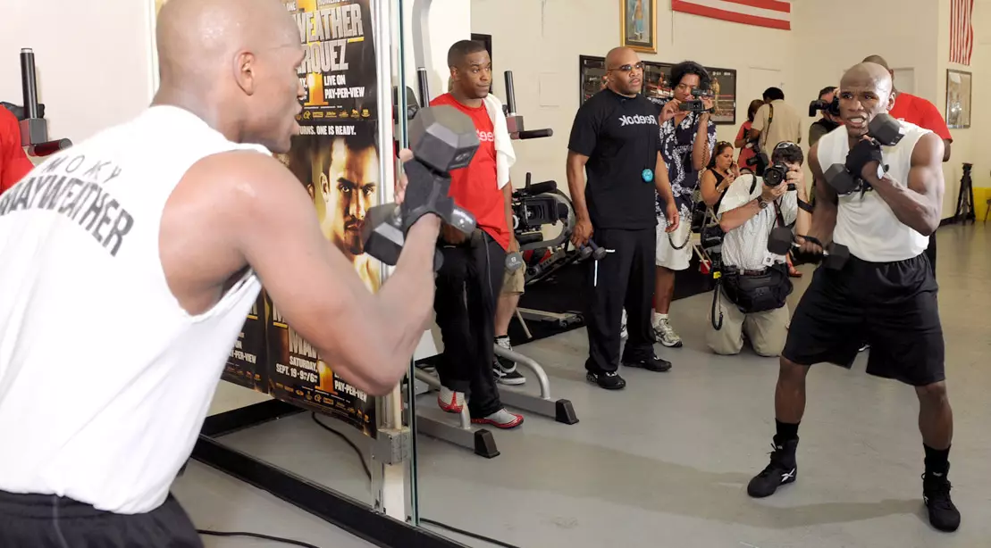 Boxer Floyd Mayweather shadow boxing quddiem mera billi juża dumbbells b'uppercuts