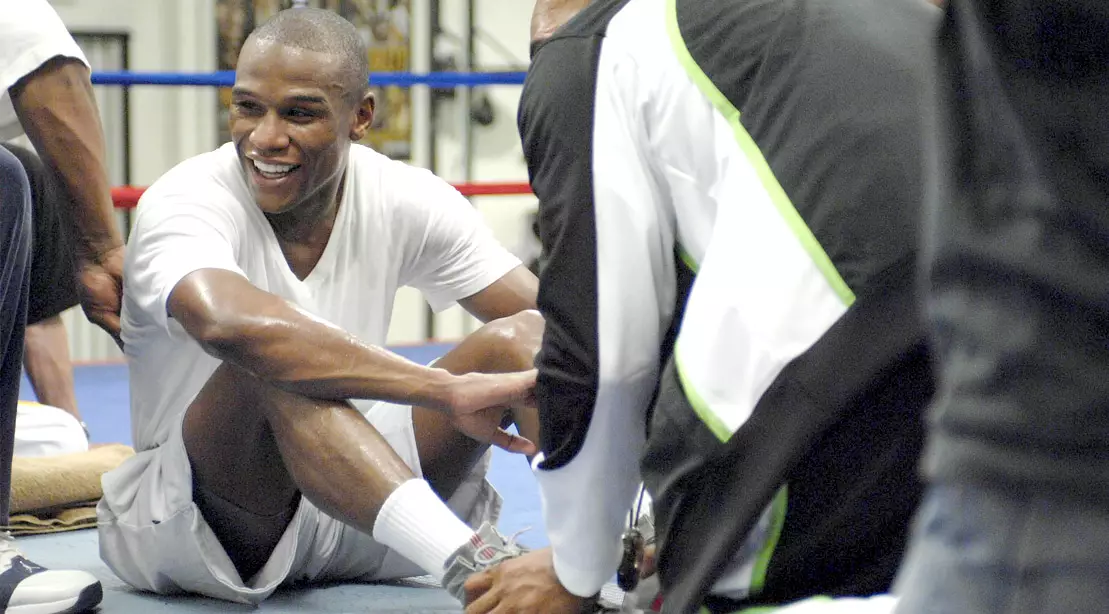 El boxejador Floyd Mayweather descansant després d'entrenar en un ring de boxa