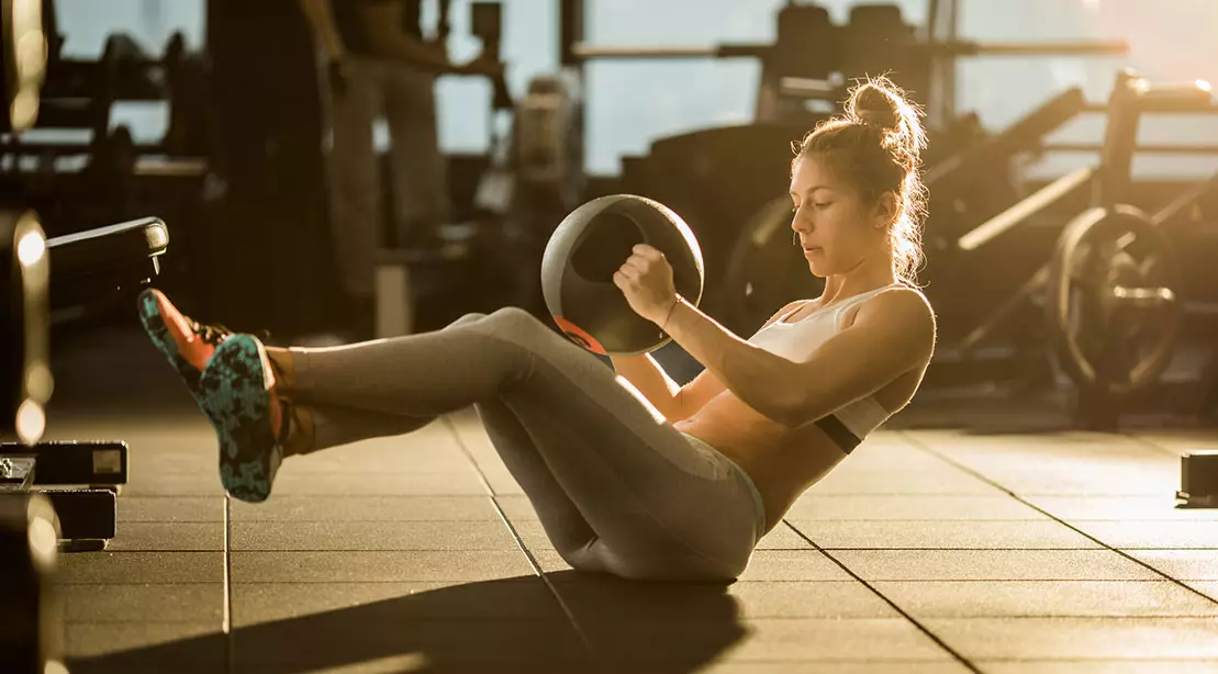 1109 Medicine Ball Crunch Abs antrennman GettyImages 907484960