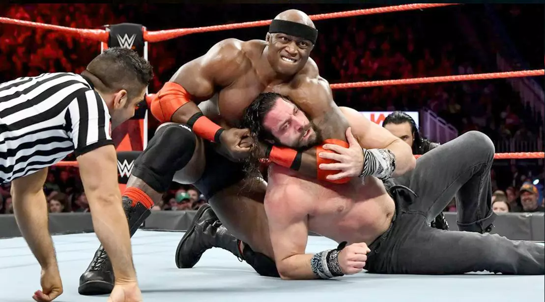 Professionele stoeier Bobby Lashley plaas WWE-stoeier Roman Reigns in 'n wurggreep