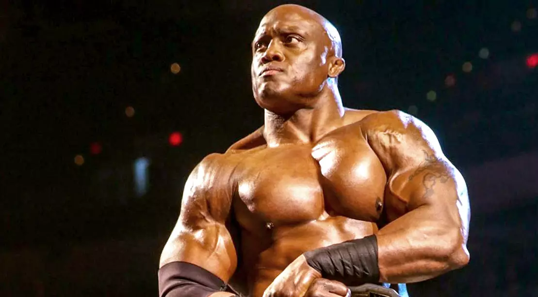 Kintan'ny mpikomy sy mpikomy WWE Bobby Lashley mampiseho ny hozatry ny biceps amin'ny peratra tolona.