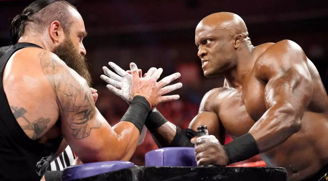 Le lutteur de la WWE Bobby Lashley bras de fer contre un autre lutteur professionnel de la WWE