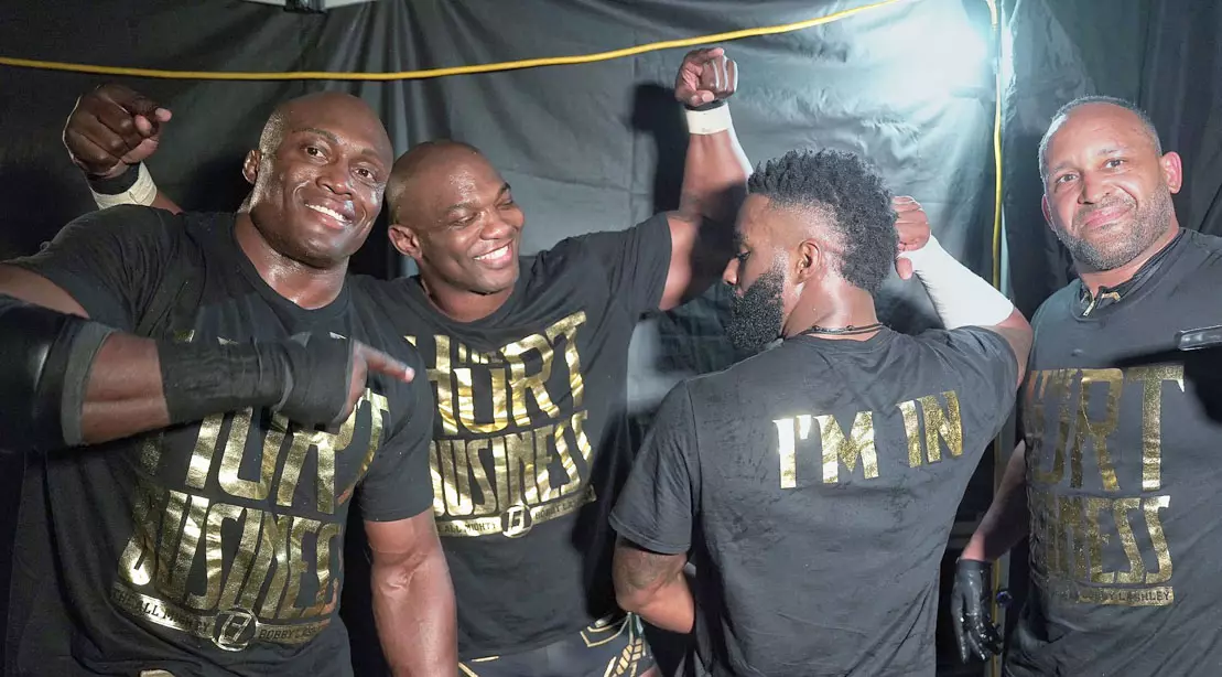 Le lutteur de la WWE Bobby Lashley avec d'autres lutteurs professionnels Cedric et Shelton