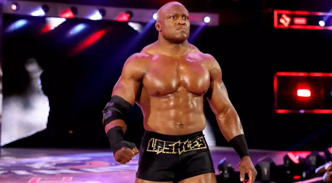 Ahli gusti profesional Bobby Lashley Berjalan Menuruni Pintu Masuk WWE