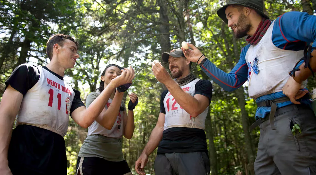 Spartan-Death-Race-Groupe-Eating-Egg