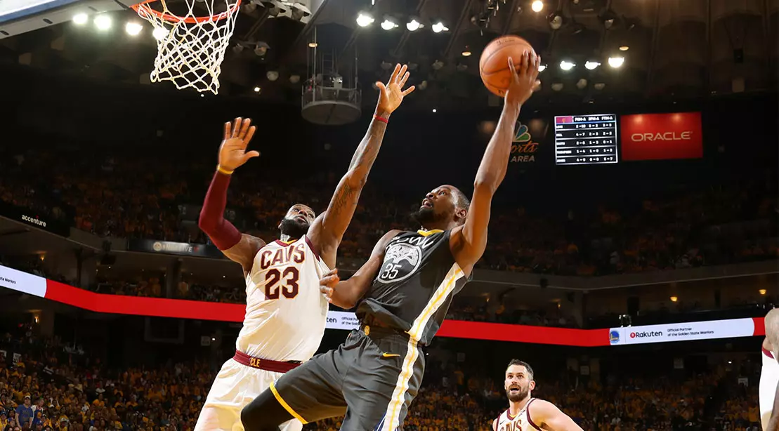 3 JUIN: LeBron James # 23 des Cleveland Cavaliers défend Kevin Durant # 35 des Golden State Warriors dans le deuxième match de la finale NBA 2018 le 3 juin 2018 à ORACLE Arena à Oakland, Californie.