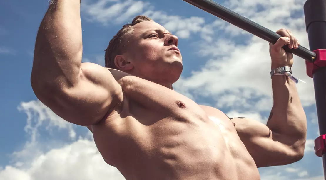 Muscular-Man-Soutdoors-Doing-Pullups