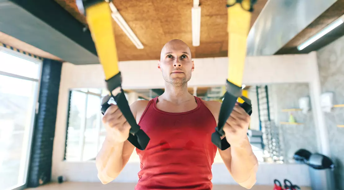 Fokusly-Bald-Man-Doing-TRX-Recline-Row we TRX aksesuar maşklary