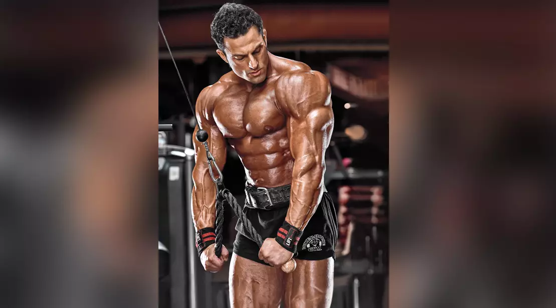 Bodybuilder mécht Kabel Triceps Pressdown