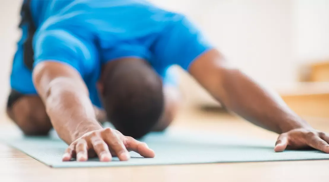 Homem-Yoga-Criança-Pose-Quadrúpede-Balanço.