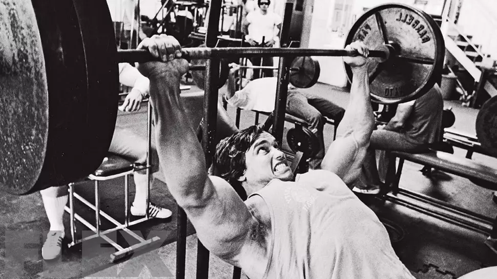 Arnold Schwarzenegger no treinamento pesado