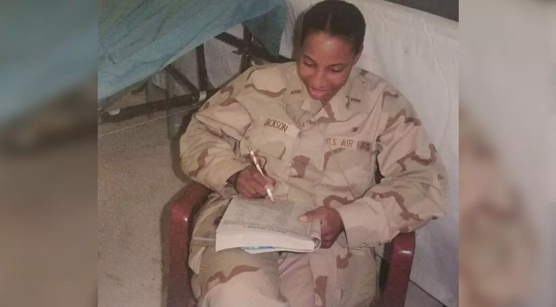 Veteran Cherisa Jackson na-agụ akwụkwọ n'ụlọ ọgwụ