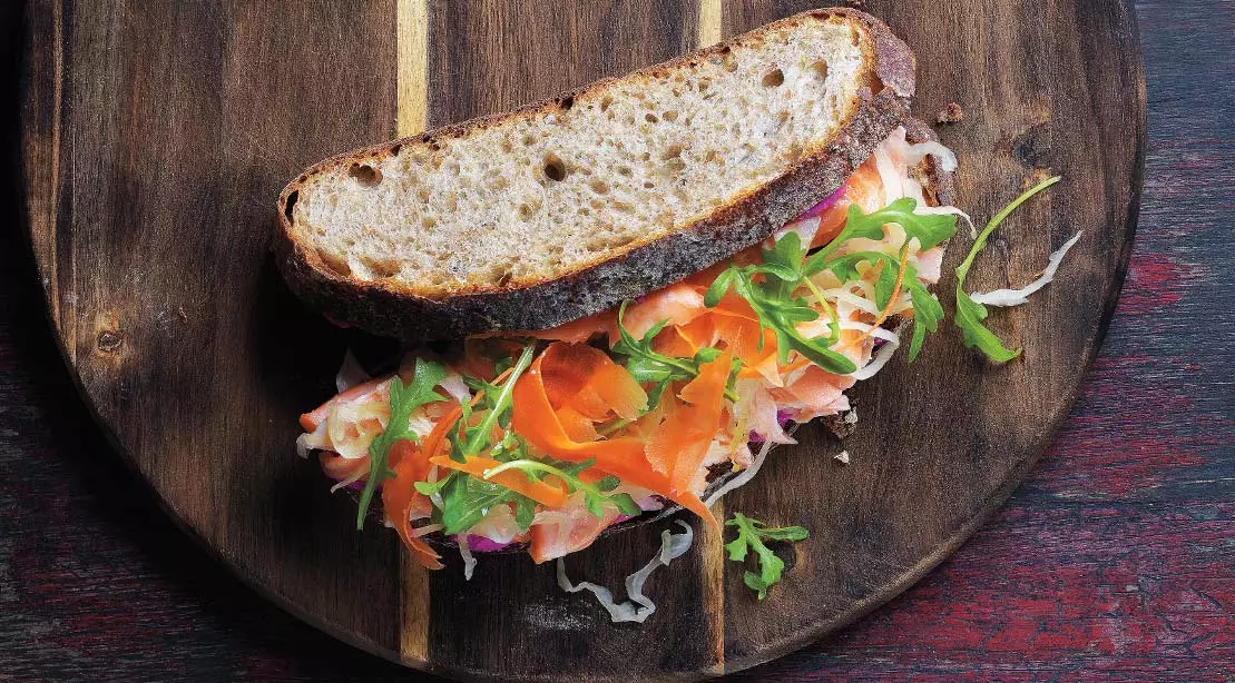 Sandwich di barbabietola al salmone