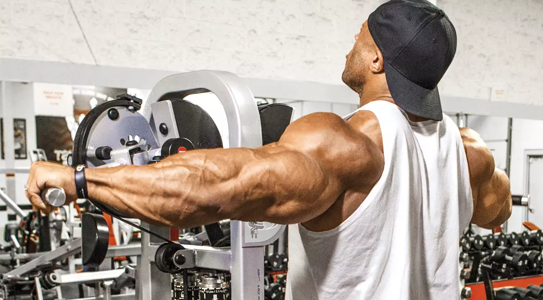 Umakhi womzimba oyingcweti u-Phil Heath osebenza ngokunyusa umshini eceleni