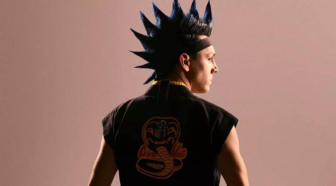 Jacob Bertrand speelt fan-favoriete Hawk op Cobra Kai.