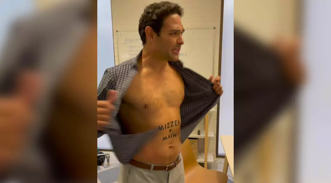 Ex-NFL QB Mark Sanchez mostrando seu abdômen no último vídeo Mizzen + Main