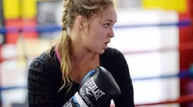 Ronda Rousey ag obair na pads