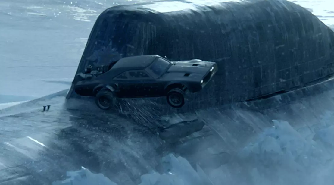 Fate Of The Furious Scene Tumalon ang Kotse sa Submarino.