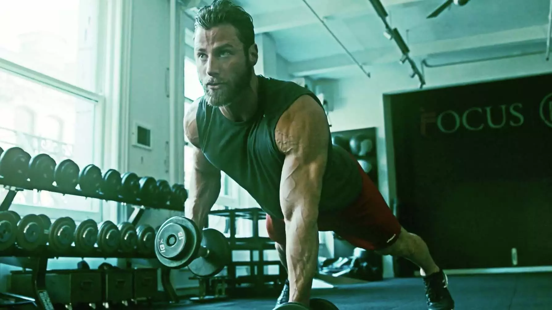 El entrenador Tim McComsey demuestra el plan de entrenamiento Men's Fitness Spring Trim-Up.