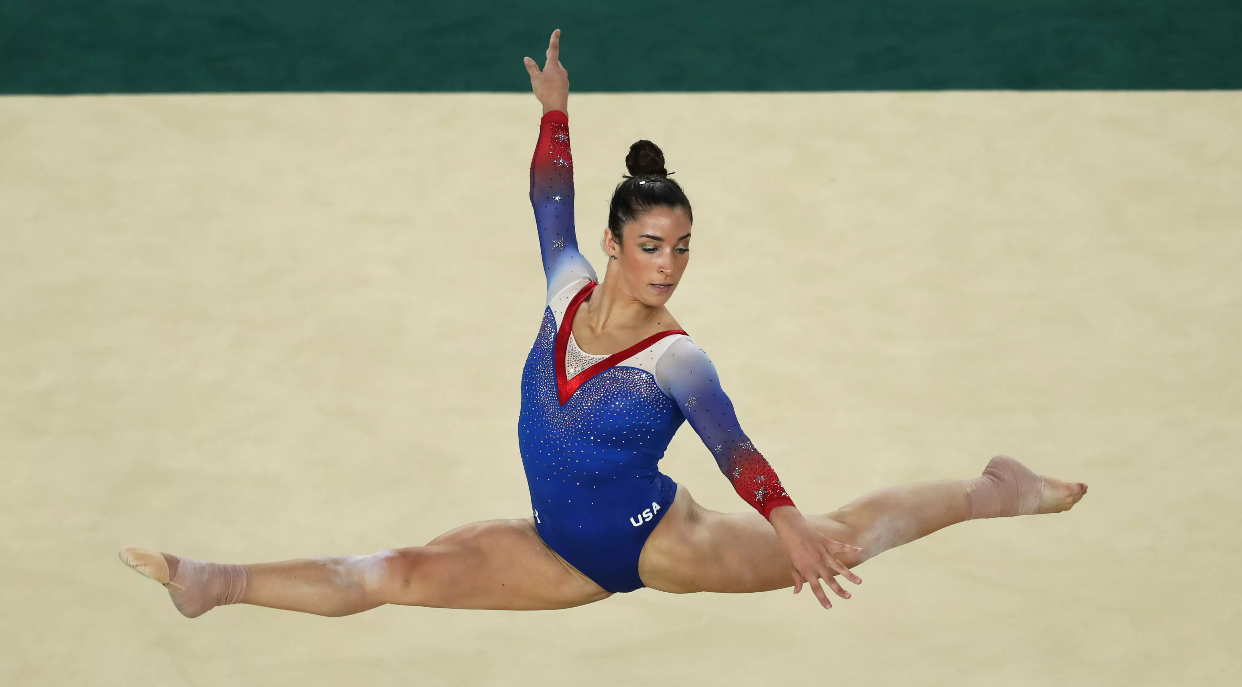 Aly Raisman badanni siqib chiqaradigan vositalarni tanqid qiladi, barchamizni ilhomlantiradi