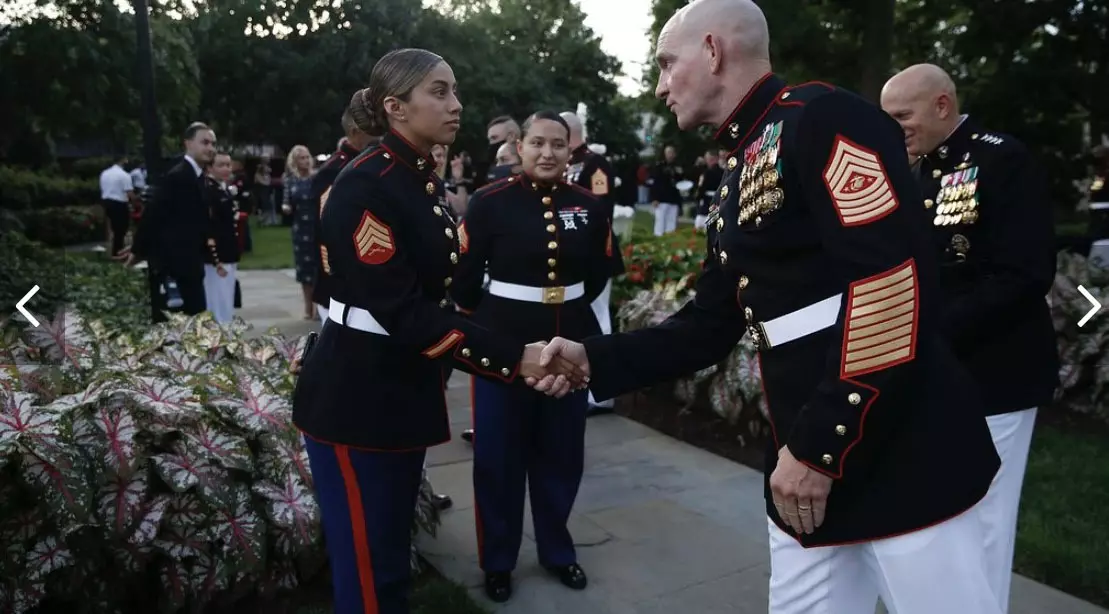 Marine Sgt. Vanessa Hernandez skakar hand med en marinkollega