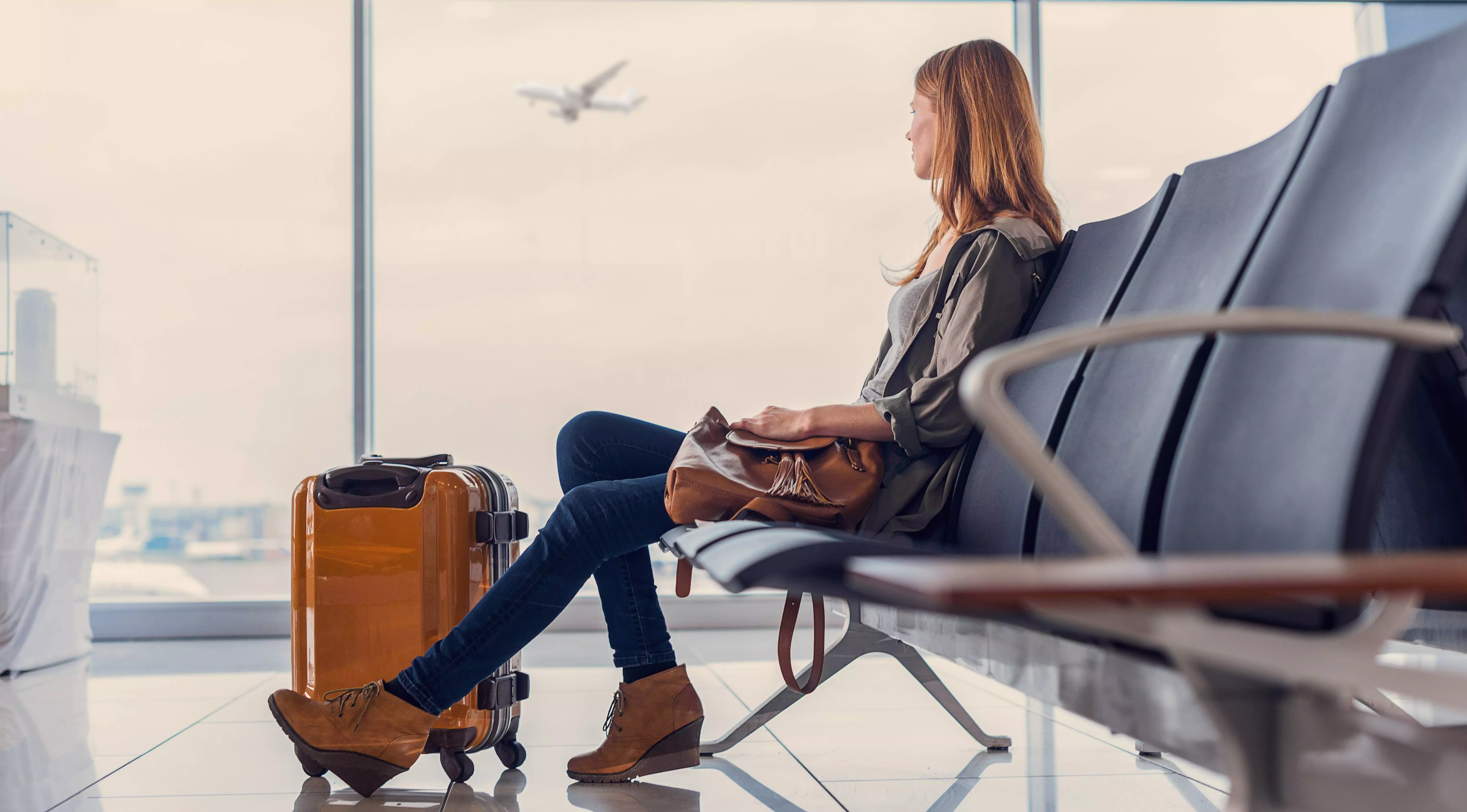 Dona esperant a l'aeroport