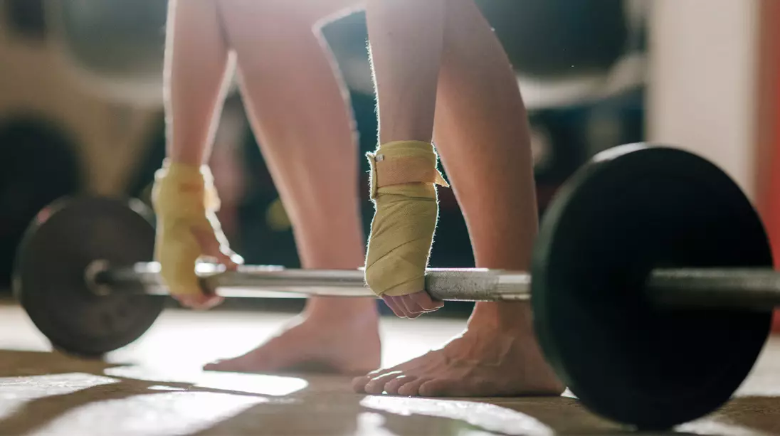 Bakit Mas Magagawa ng Isang Barefoot Workout Para sa Iyo