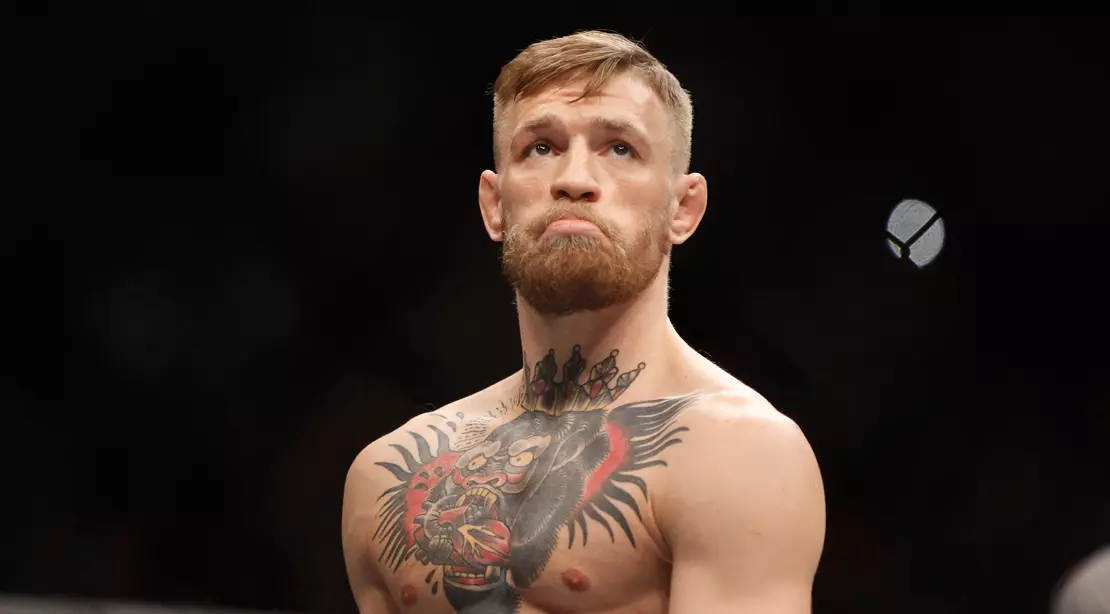 וואַך: ענריידזשד פאָכער שאַוערז Conor Mcgregor מיט ביר, אַלעדזשאַדלי איבער פוסבאָל מאַנשאַפֿט