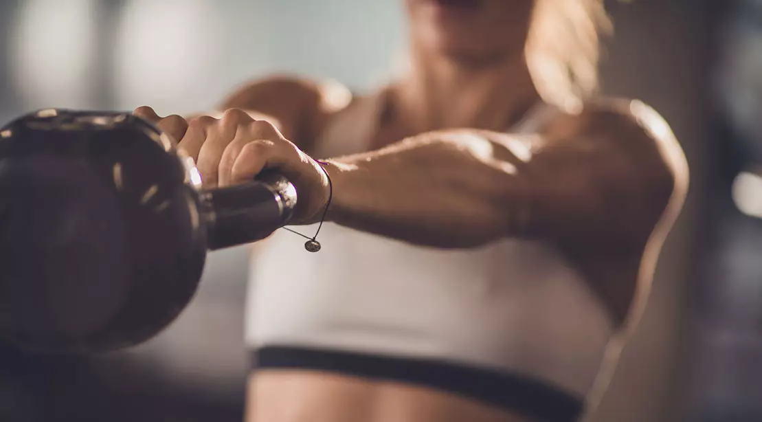 Bean ag déanamh luascáin kettlebell