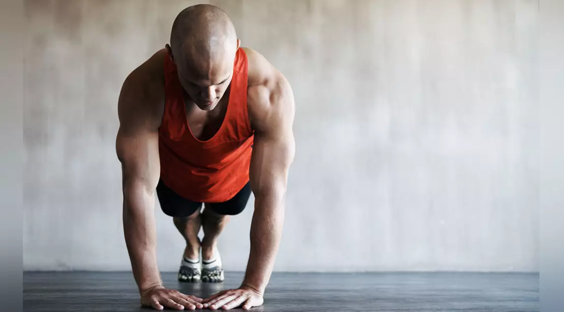 5 CrossFit-oefeningen om jo te helpen 100 pushups op in rige te dwaan