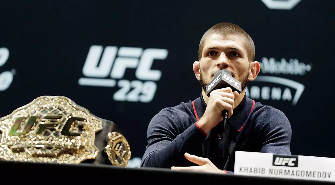 Khabib Nurmagomedov, UFC 229 için düzenlediği basın toplantısında konuşuyor.