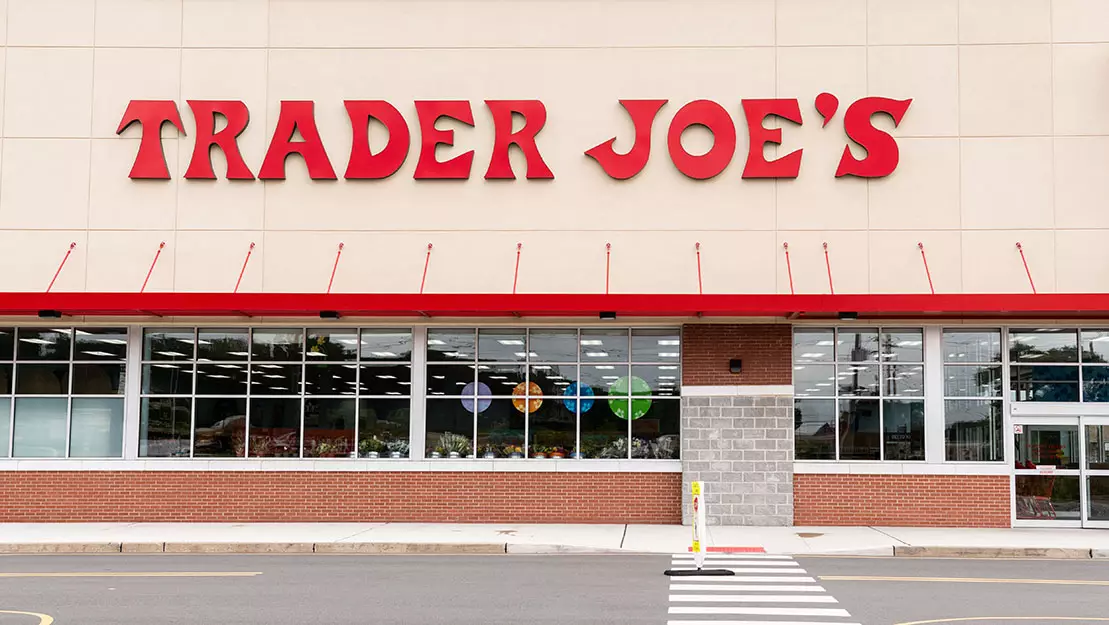 Trader Joe's ၏ ရှေ့တွင် ဓာတ်ပုံတစ်ပုံ။