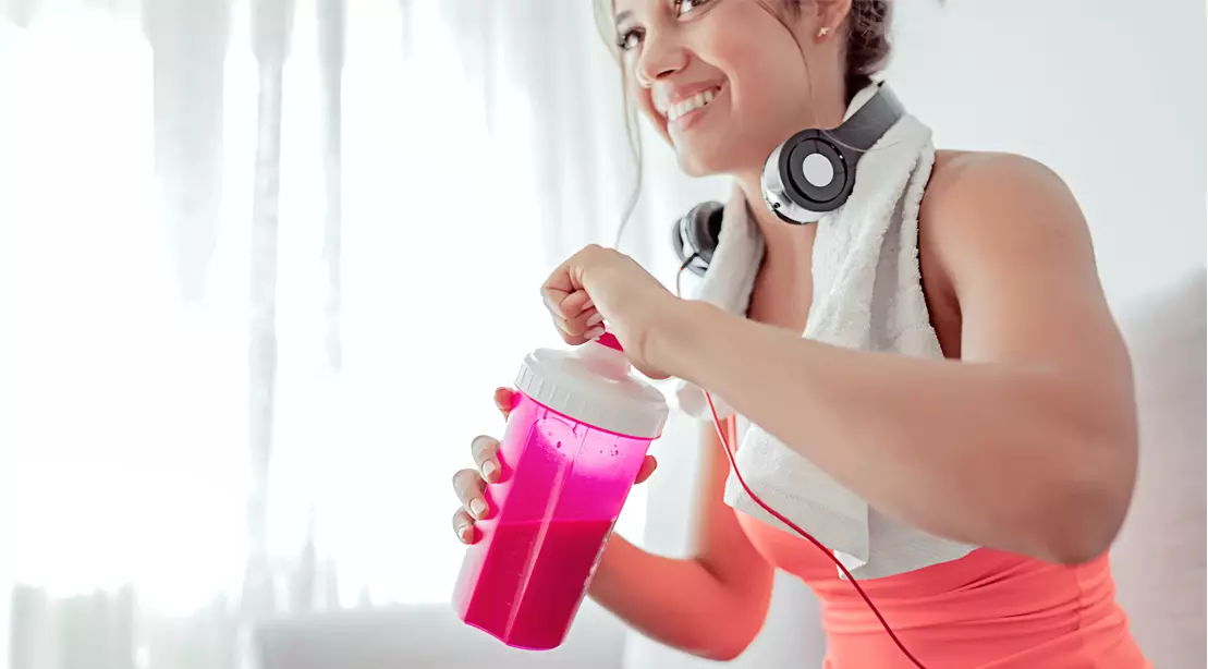 Fitness-Girl-Opening-Protein-Shaker