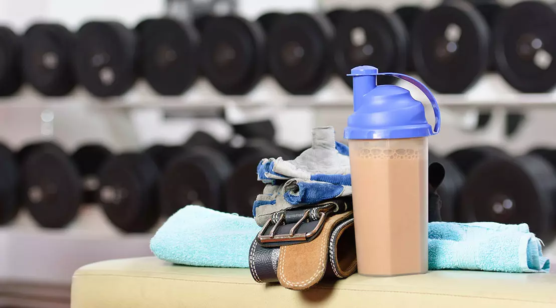 En proteinshake på en gymbänk.