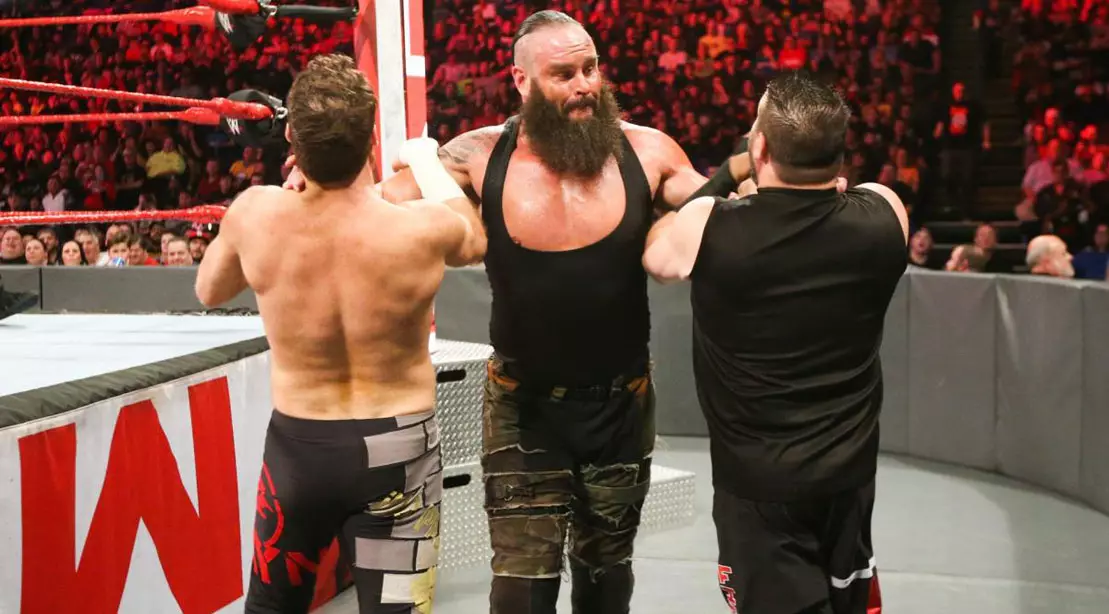 Braun Strowman jieħu fuq Kevin Owens u Sami Zayn fuq WWE Monday Night RAW.