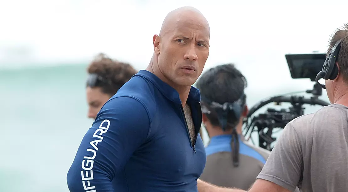 Dwayne Johnson word voortdurend gesteel van die 'Baywatch' Standee