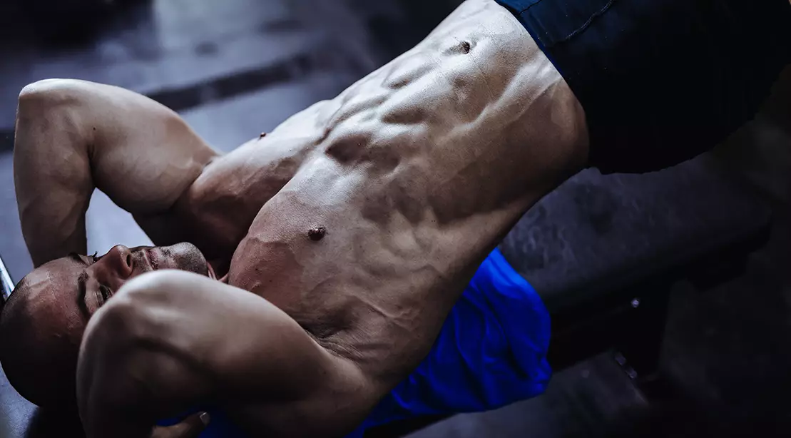 Uomo che esercita addominali in palestra