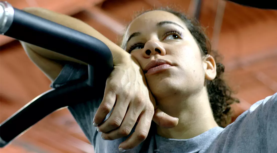 Uttråkad-tjej-på-gym-maskin