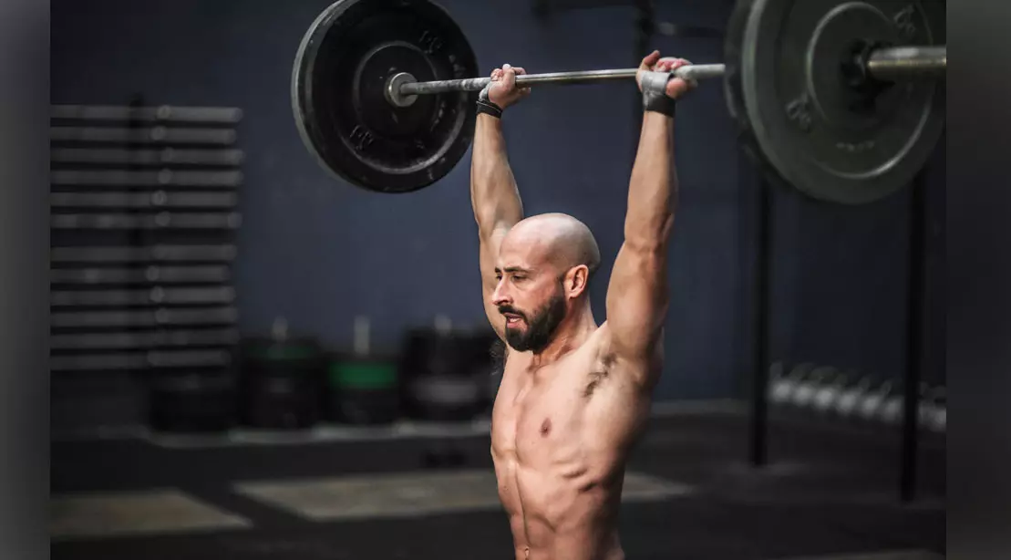 Bald fitness eredua push press ariketa egiten du goiko eta beheko gorputzeko muskuluak eraikitzeko