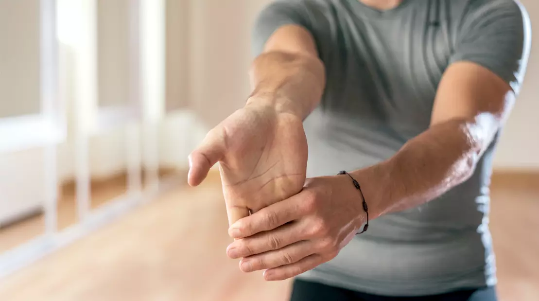 Man-stretching-foarearm-hân-en-fingers