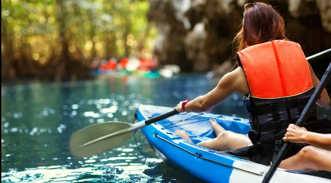 Kayaking awéwé bari maké jaket pelampung