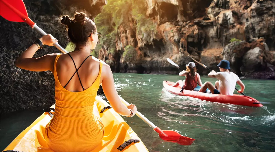 Kayaking awéwé di walungan cavernous