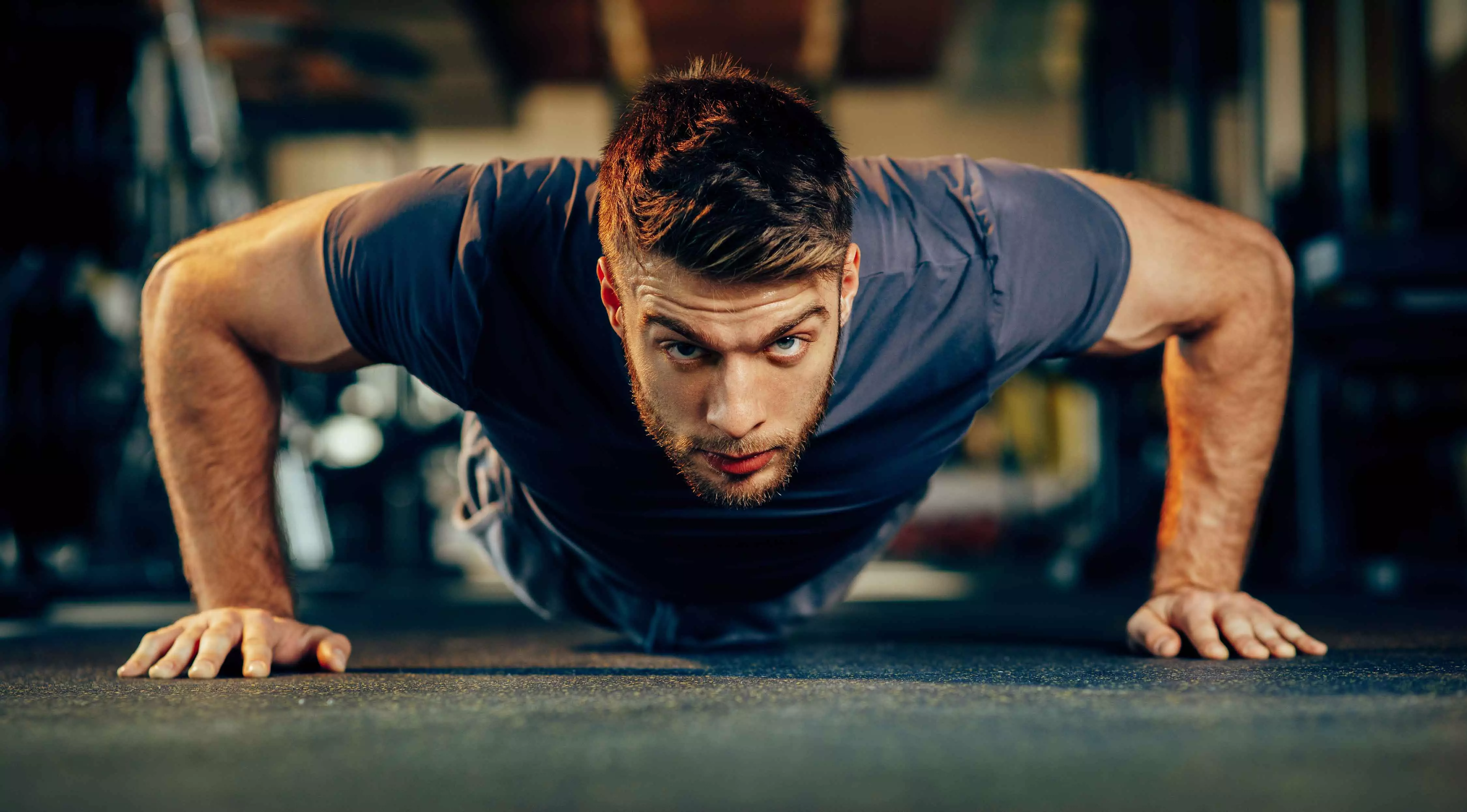 murume ane ndebvu ari kuita kurovedza chipfuva ne pushup exercise