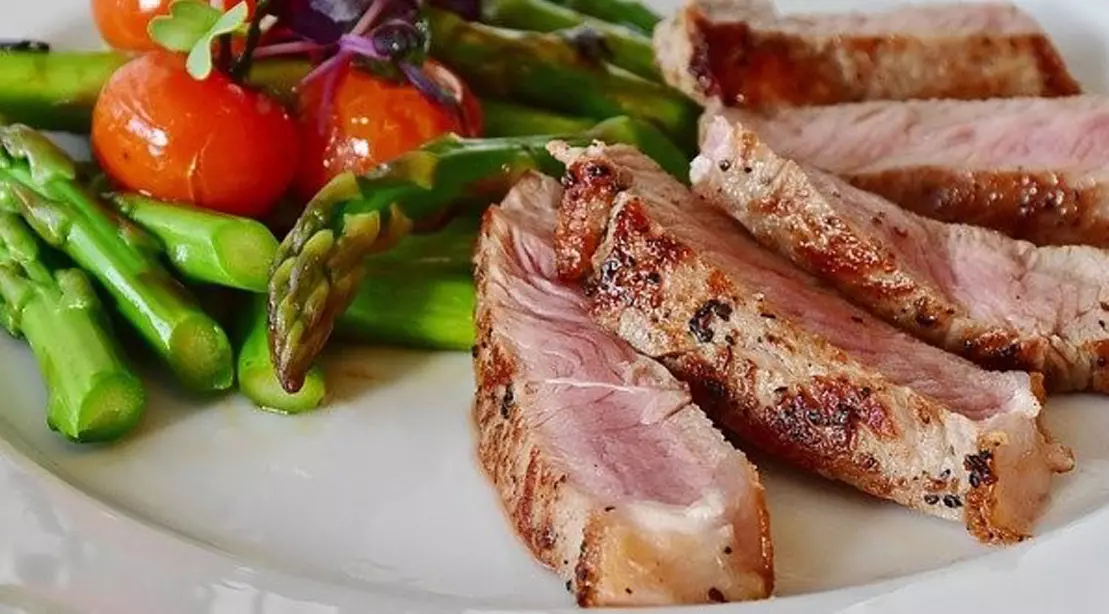 Viande poêlée aux asperges et tomates