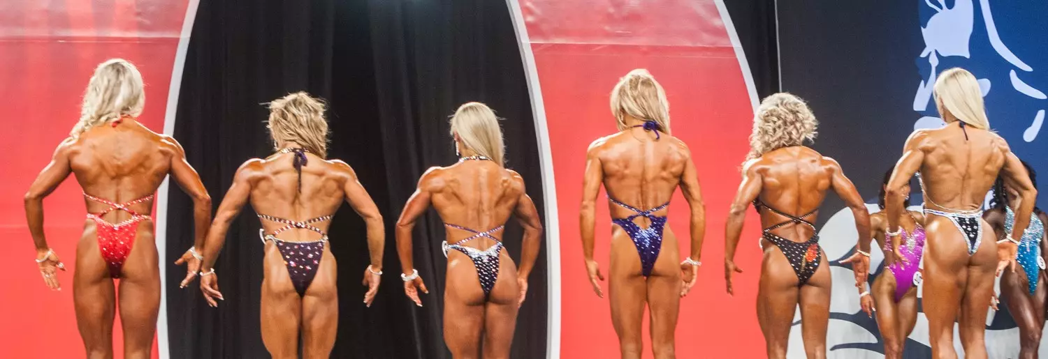 Bikini-Wettkämpfer stellen sich bei einem Bodybuilding-Wettkampf für Frauen der Jury