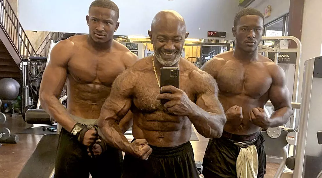 Rashid Shabazz, nekdanji bodybuilder ifbb Roc, se pregiba pred ogledalom